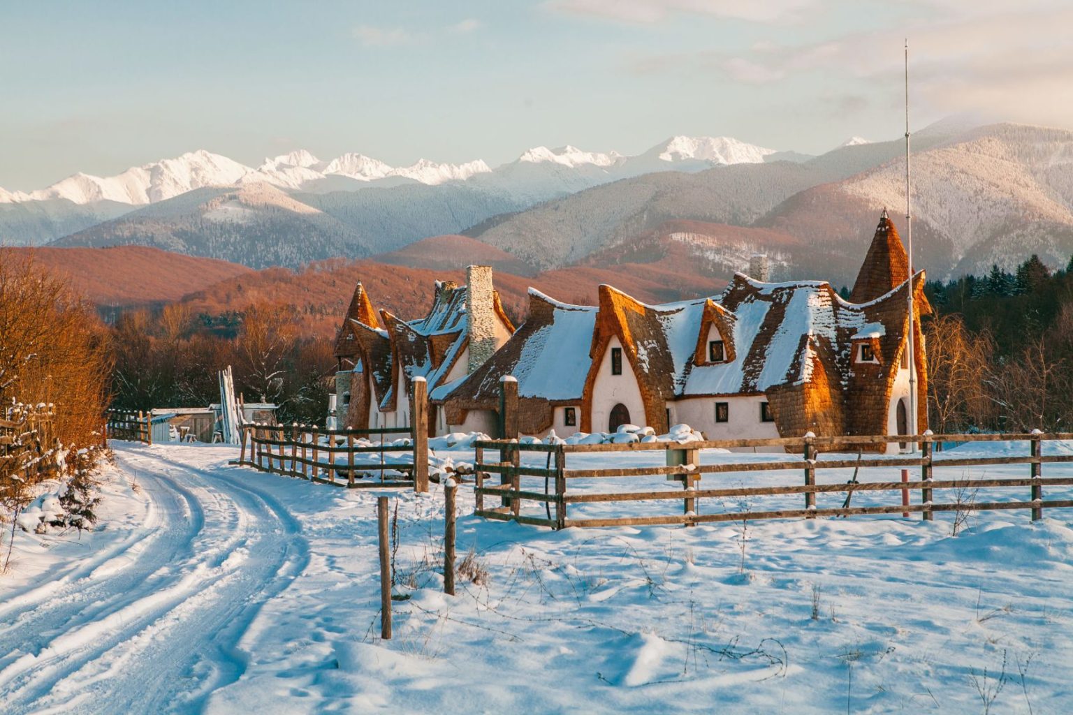 O construcție unică în România, Castelul de Lut Valea Zânelor ...